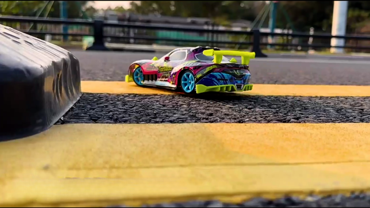 Build your own DIY car racing track with Dickie Toys: This is how it works!