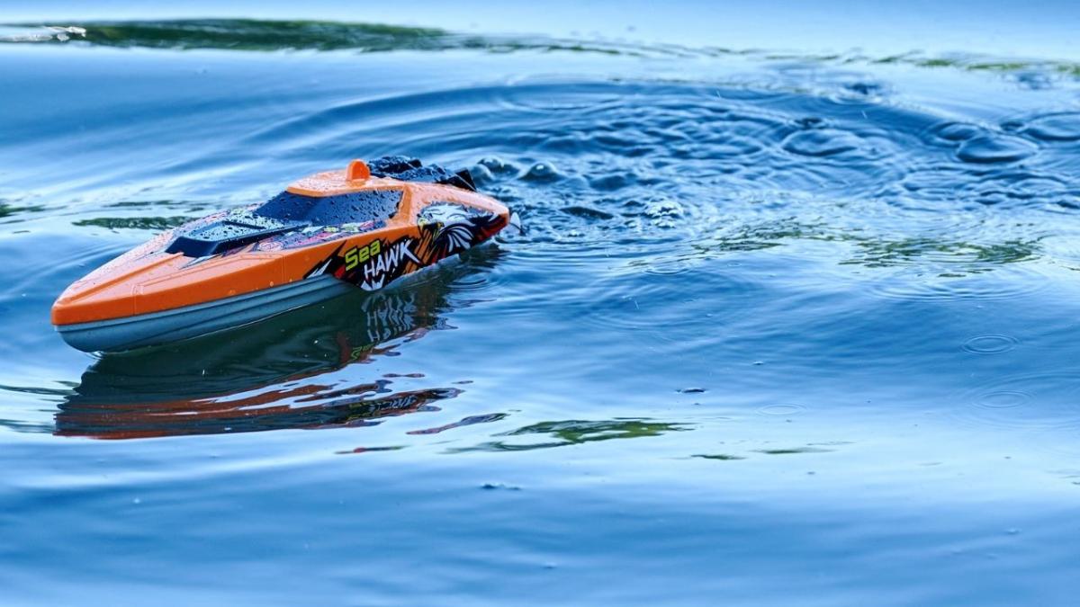 RC boat beginners guide - Perfect for all water sports fans!